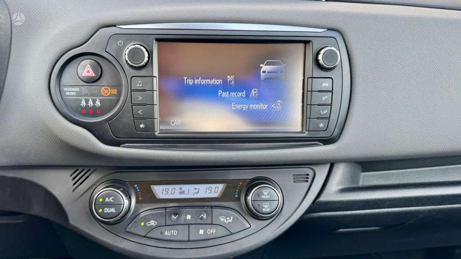 Grey Toyota Yaris 2017 in Vilnius, with an engine capacity of 1.50 L and mileage of 120 thousand km for 10990 €, photo 26 on AUTOMOTO.COM.LV