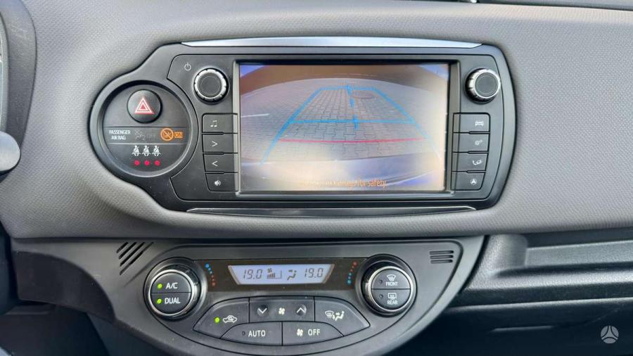 Grey Toyota Yaris 2017 in Vilnius, with an engine capacity of 1.50 L and mileage of 120 thousand km for 10990 €, photo 27 on AUTOMOTO.COM.LV