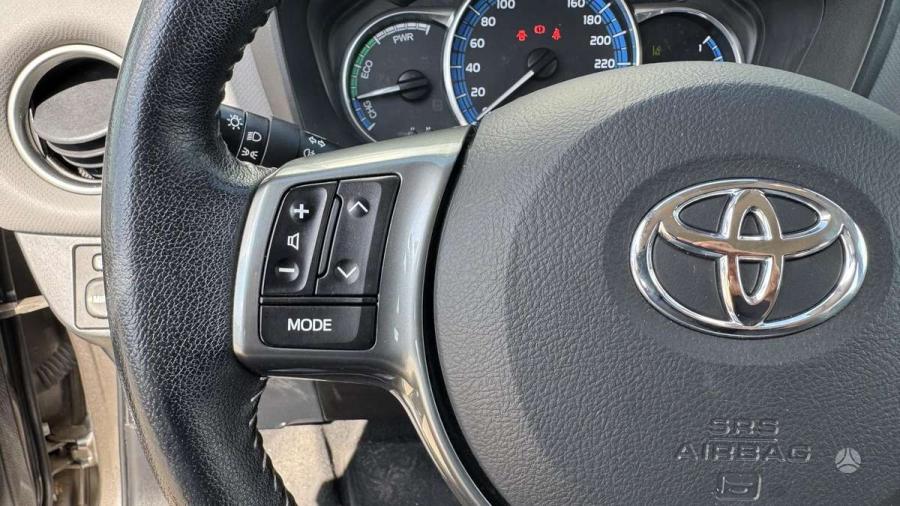 Grey Toyota Yaris 2017 in Vilnius, with an engine capacity of 1.50 L and mileage of 120 thousand km for 10990 €, photo 32 on AUTOMOTO.COM.LV