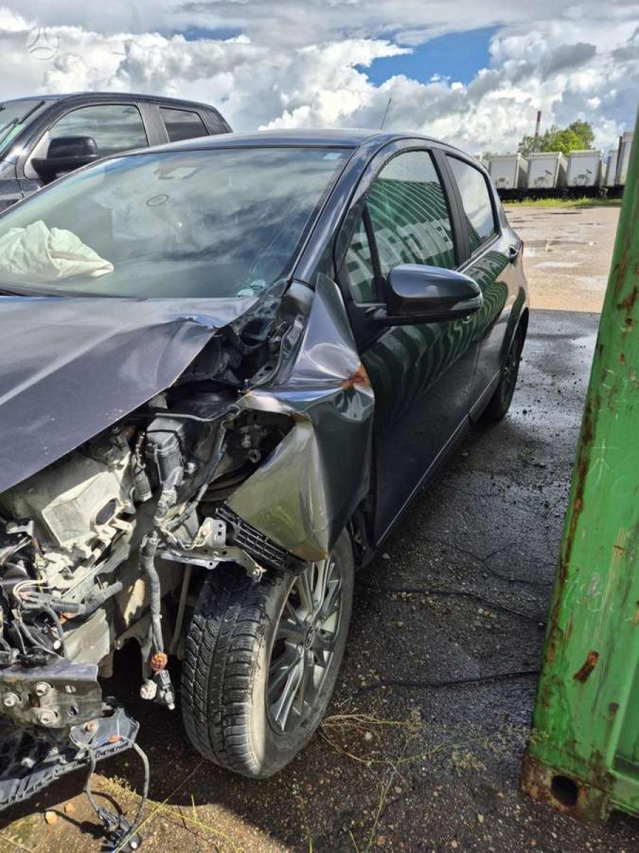 Pelēks Toyota Yaris 2017 Šauļi, ar dzinēja tilpumu 1.50 L un nobraukumu 251 tūkst. km par 3500 €, foto 3 vietnē AUTOMOTO.COM.LV