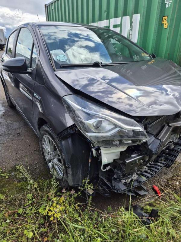 Grey Toyota Yaris 2017 in Siauliai, with an engine capacity of 1.50 L and mileage of 251 thousand km for 3500 €, photo 3 on AUTOMOTO.COM.LV
