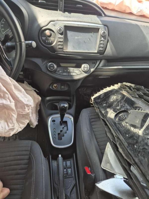 Grey Toyota Yaris 2017 in Siauliai, with an engine capacity of 1.50 L and mileage of 251 thousand km for 3500 €, photo 8 on AUTOMOTO.COM.LV
