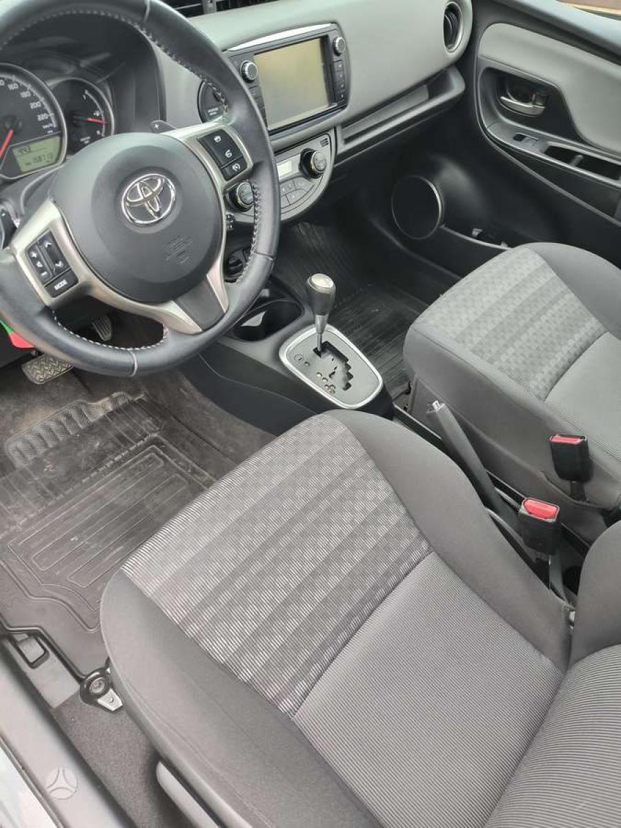 Grey Toyota Yaris 2017 in Alytus, with an engine capacity of 1.33 L and mileage of 160 thousand km for 9500 €, photo 6 on AUTOMOTO.COM.LV