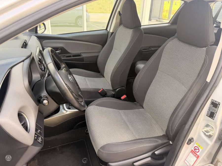 Pelēks Toyota Yaris 2017 Viļņa, ar dzinēja tilpumu 1.50 L un nobraukumu 56 tūkst. km par 13150 €, foto 25 vietnē AUTOMOTO.COM.LV