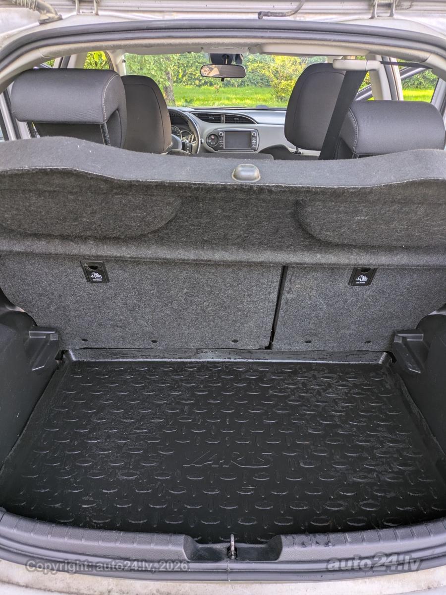 Pelēks Toyota Yaris 2017 Viljandi, ar dzinēja tilpumu 1.50 L un nobraukumu 177 tūkst. km par 7000 €, foto 12 vietnē AUTOMOTO.COM.LV