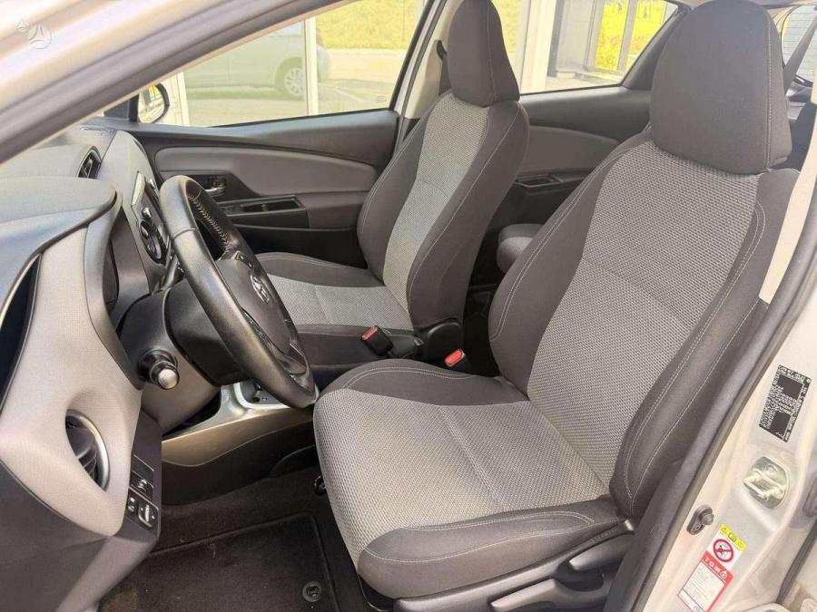 Pelēks Toyota Yaris 2017 Viļņa, ar dzinēja tilpumu 1.50 L un nobraukumu 56 tūkst. km par 13150 €, foto 25 vietnē AUTOMOTO.COM.LV