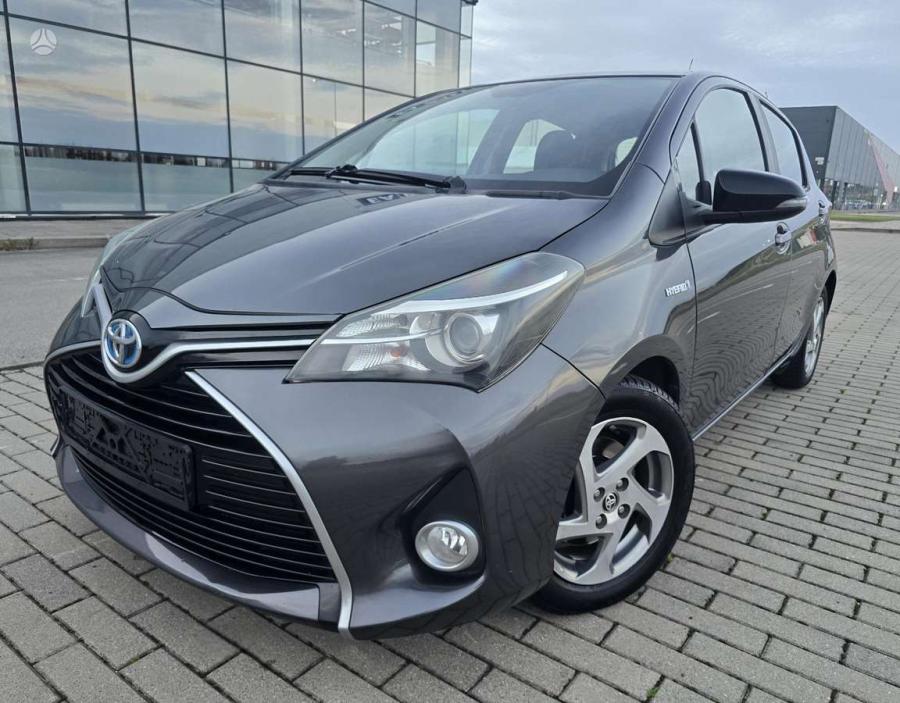 Grey Toyota Yaris 2017 in Panevezys, with an engine capacity of 1.50 L and mileage of 255 thousand km for 6999 €, photo 1 on AUTOMOTO.COM.LV