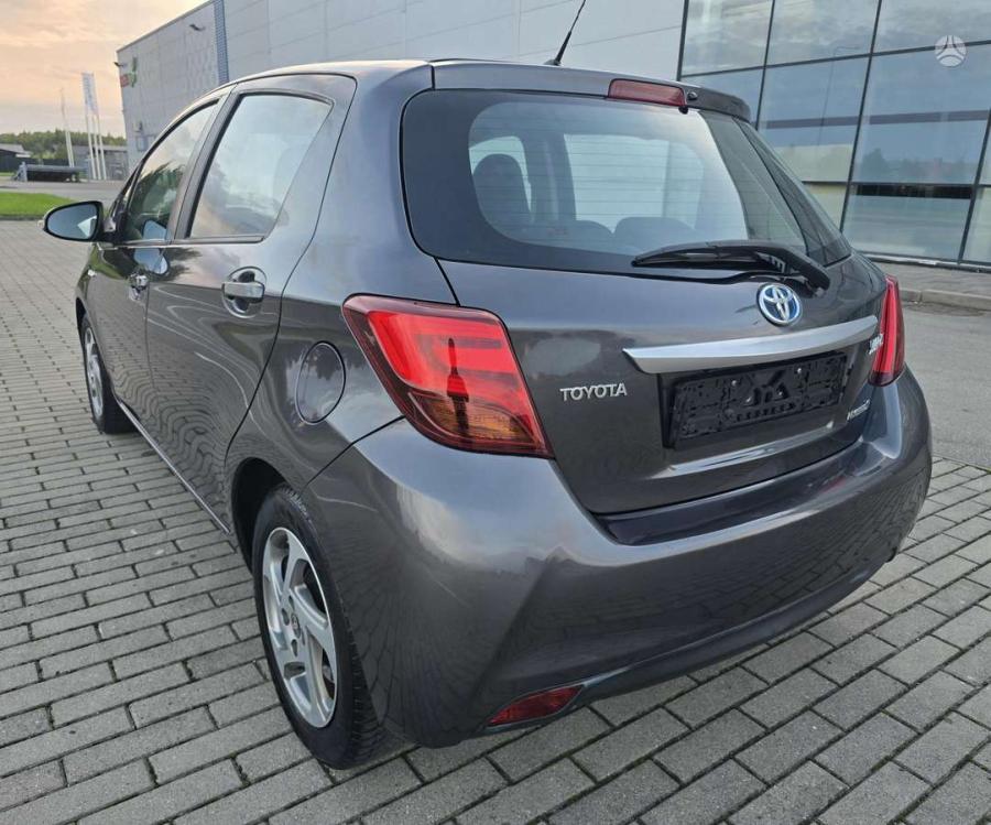 Grey Toyota Yaris 2017 in Panevezys, with an engine capacity of 1.50 L and mileage of 255 thousand km for 6999 €, photo 3 on AUTOMOTO.COM.LV