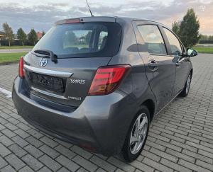 Grey Toyota Yaris 2017 in Panevezys, with an engine capacity of 1.50 L and mileage of 255 thousand km for 6999 €, photo 5 on AUTOMOTO.COM.LV