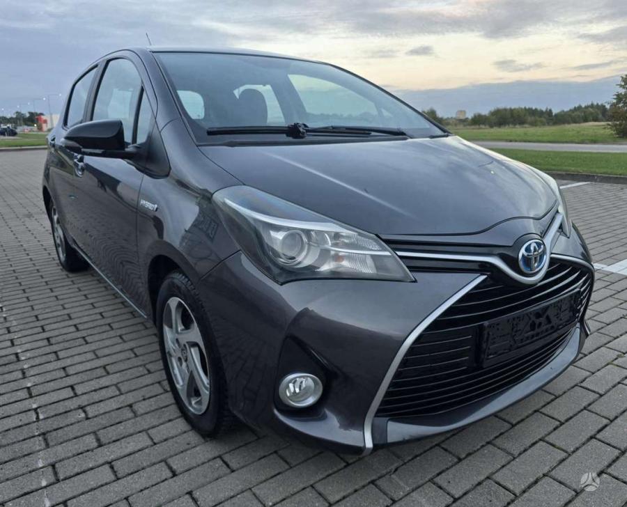 Grey Toyota Yaris 2017 in Panevezys, with an engine capacity of 1.50 L and mileage of 255 thousand km for 6999 €, photo 7 on AUTOMOTO.COM.LV