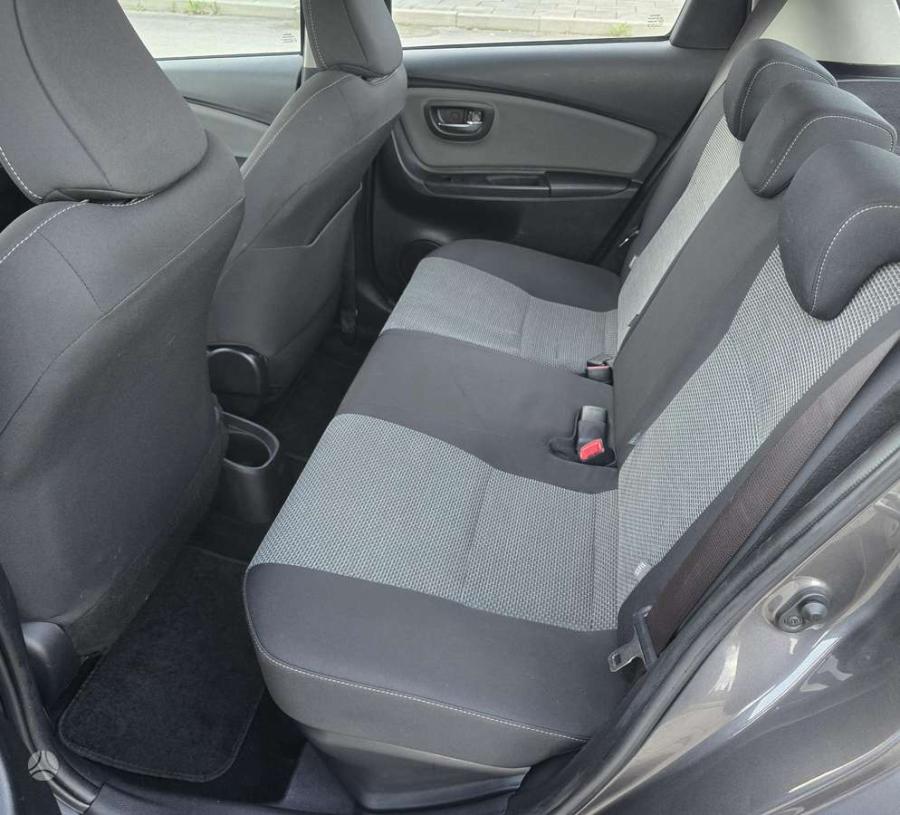 Grey Toyota Yaris 2017 in Panevezys, with an engine capacity of 1.50 L and mileage of 255 thousand km for 6999 €, photo 13 on AUTOMOTO.COM.LV