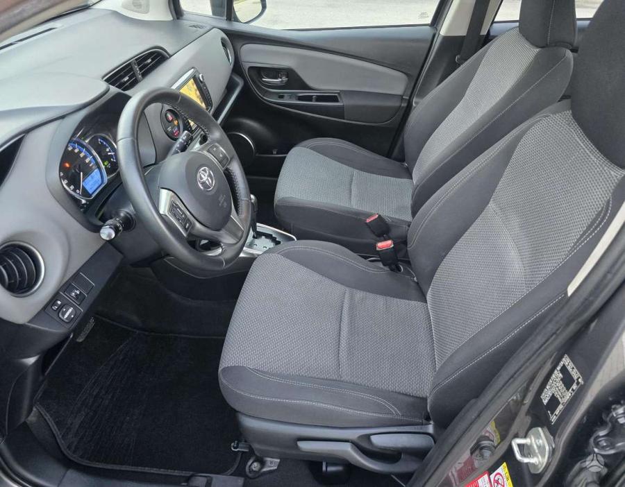 Grey Toyota Yaris 2017 in Panevezys, with an engine capacity of 1.50 L and mileage of 255 thousand km for 6999 €, photo 14 on AUTOMOTO.COM.LV