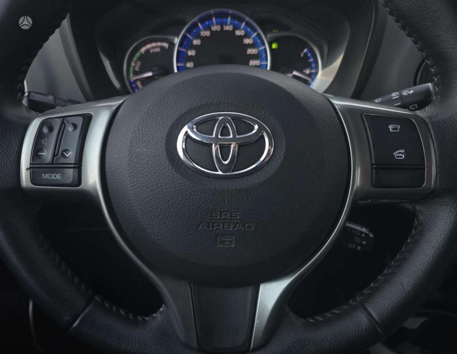 Grey Toyota Yaris 2017 in Panevezys, with an engine capacity of 1.50 L and mileage of 255 thousand km for 6999 €, photo 16 on AUTOMOTO.COM.LV