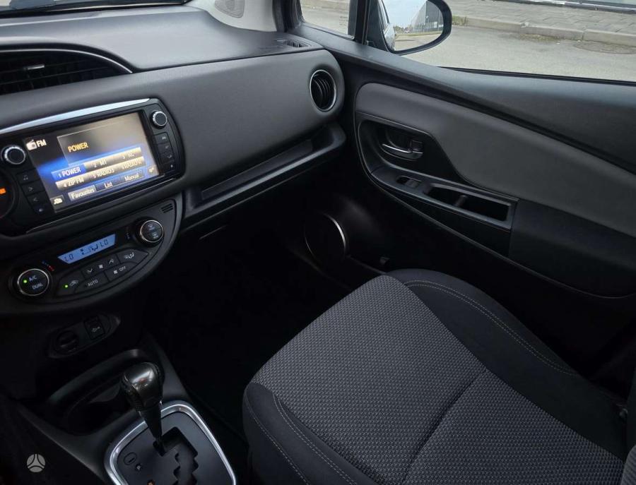 Grey Toyota Yaris 2017 in Panevezys, with an engine capacity of 1.50 L and mileage of 255 thousand km for 6999 €, photo 20 on AUTOMOTO.COM.LV
