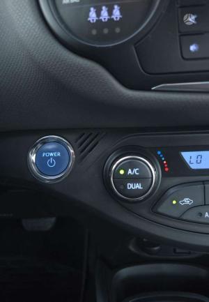 Grey Toyota Yaris 2017 in Panevezys, with an engine capacity of 1.50 L and mileage of 255 thousand km for 6999 €, photo 26 on AUTOMOTO.COM.LV