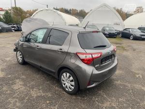 Grey Toyota Yaris 2018 in Radviliskis, with an engine capacity of 1.50 L and mileage of 73 thousand km for 5450 €, photo 4 on AUTOMOTO.COM.LV