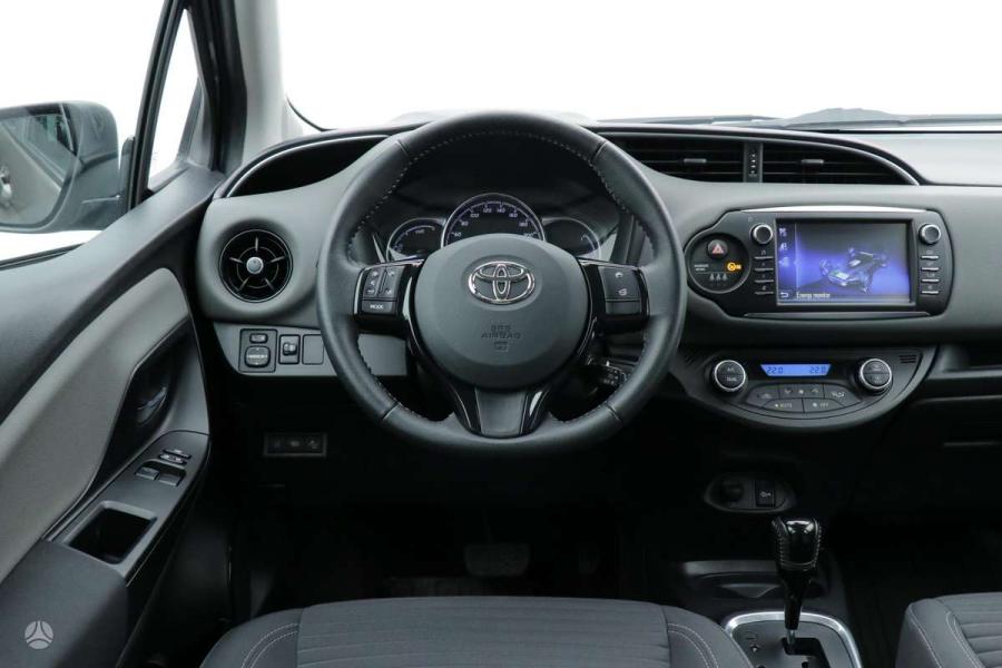 Grey Toyota Yaris 2018 in Vilnius, with an engine capacity of 1.50 L and mileage of 67 thousand km for 13900 €, photo 8 on AUTOMOTO.COM.LV