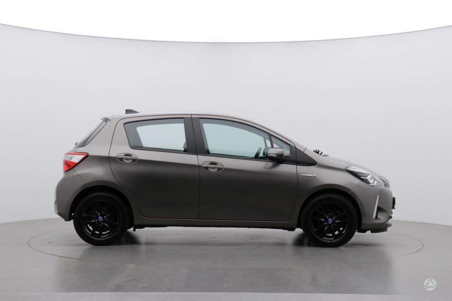 Grey Toyota Yaris 2018 in Vilnius, with an engine capacity of 1.50 L and mileage of 67 thousand km for 13900 €, photo 17 on AUTOMOTO.COM.LV