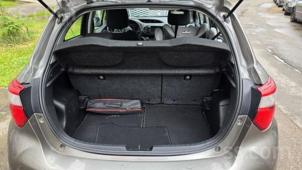 Grey Toyota Yaris 2018 in Riga, with an engine capacity of 1.50 L and mileage of 113 thousand km for 10000 €, photo 6 on AUTOMOTO.COM.LV