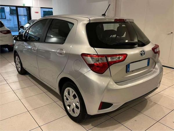 Pelēks Toyota Yaris 2018 Viļņa, ar dzinēja tilpumu 1.50 L un nobraukumu 100 tūkst. km par 9900 €, foto 6 vietnē AUTOMOTO.COM.LV