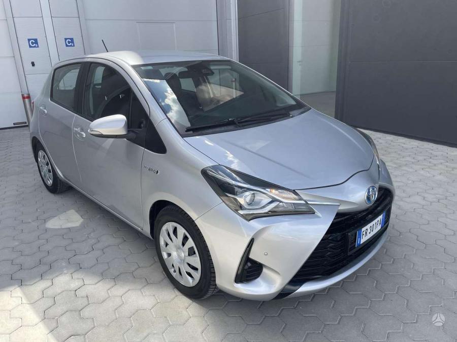 Grey Toyota Yaris 2018 in Vilnius, with an engine capacity of 1.50 L and mileage of 100 thousand km for 9900 €, photo 1 on AUTOMOTO.COM.LV