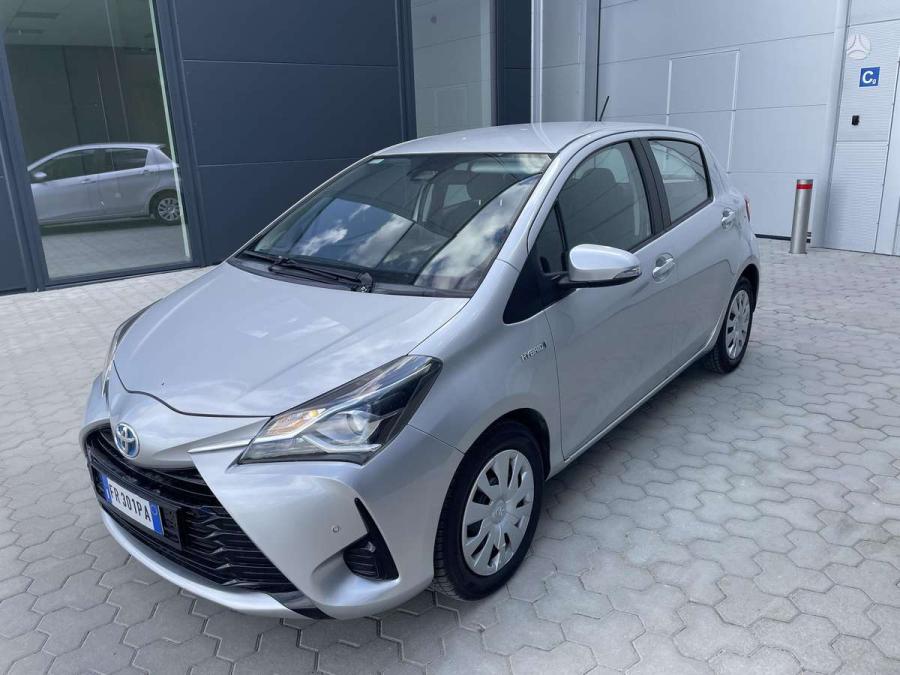 Grey Toyota Yaris 2018 in Vilnius, with an engine capacity of 1.50 L and mileage of 100 thousand km for 9900 €, photo 4 on AUTOMOTO.COM.LV