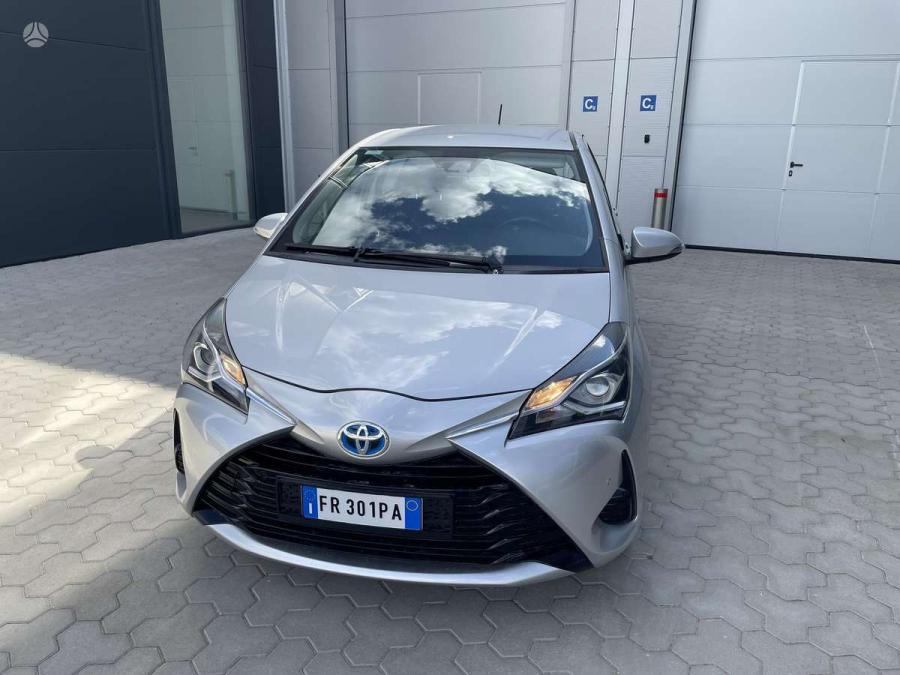Grey Toyota Yaris 2018 in Vilnius, with an engine capacity of 1.50 L and mileage of 100 thousand km for 9900 €, photo 8 on AUTOMOTO.COM.LV