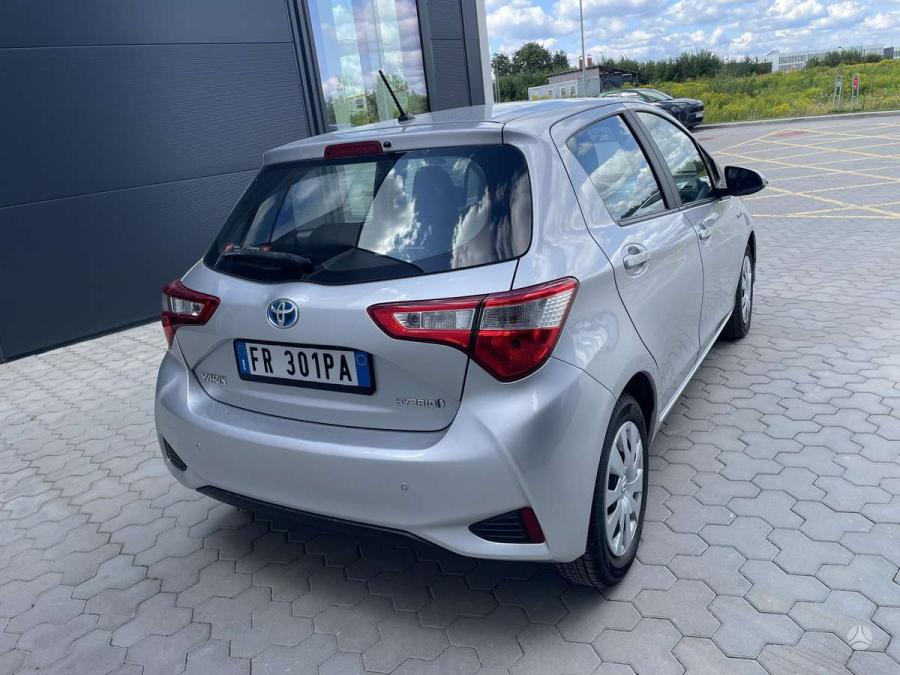 Grey Toyota Yaris 2018 in Vilnius, with an engine capacity of 1.50 L and mileage of 100 thousand km for 9900 €, photo 16 on AUTOMOTO.COM.LV