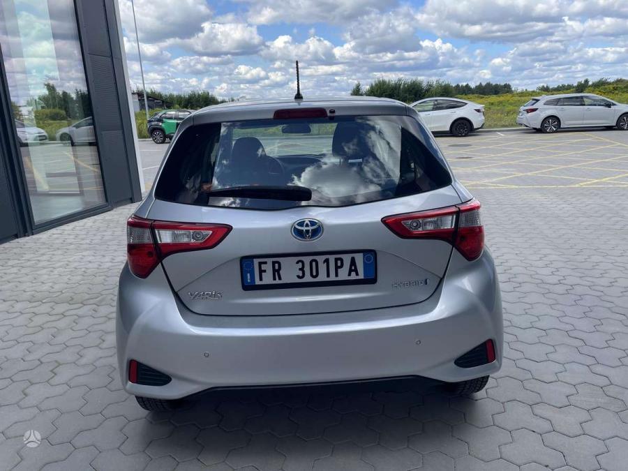 Grey Toyota Yaris 2018 in Vilnius, with an engine capacity of 1.50 L and mileage of 100 thousand km for 9900 €, photo 18 on AUTOMOTO.COM.LV
