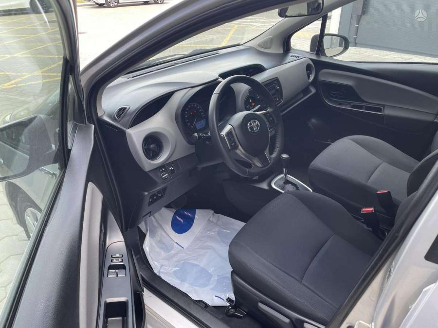 Grey Toyota Yaris 2018 in Vilnius, with an engine capacity of 1.50 L and mileage of 100 thousand km for 9900 €, photo 24 on AUTOMOTO.COM.LV