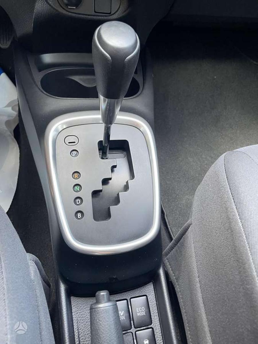 Grey Toyota Yaris 2018 in Vilnius, with an engine capacity of 1.50 L and mileage of 100 thousand km for 9900 €, photo 32 on AUTOMOTO.COM.LV