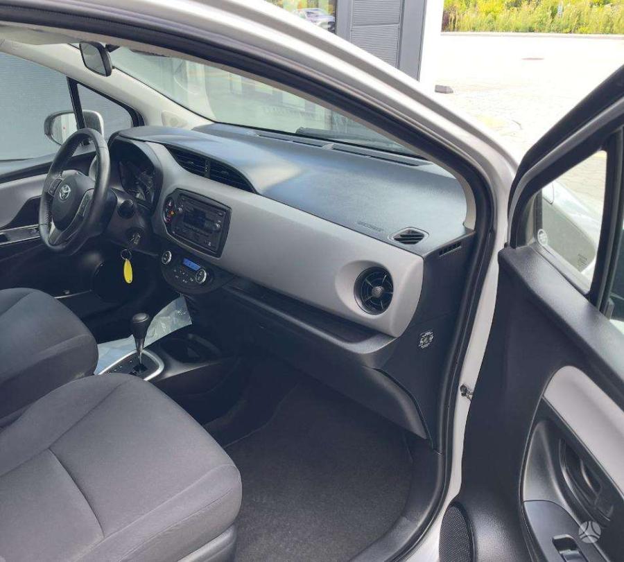 Grey Toyota Yaris 2018 in Vilnius, with an engine capacity of 1.50 L and mileage of 100 thousand km for 9900 €, photo 35 on AUTOMOTO.COM.LV