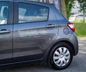 Pelēks Toyota Yaris 2018 Viļņa, ar dzinēja tilpumu 1.50 L un nobraukumu 202 tūkst. km par 9500 €, foto 12 vietnē AUTOMOTO.COM.LV