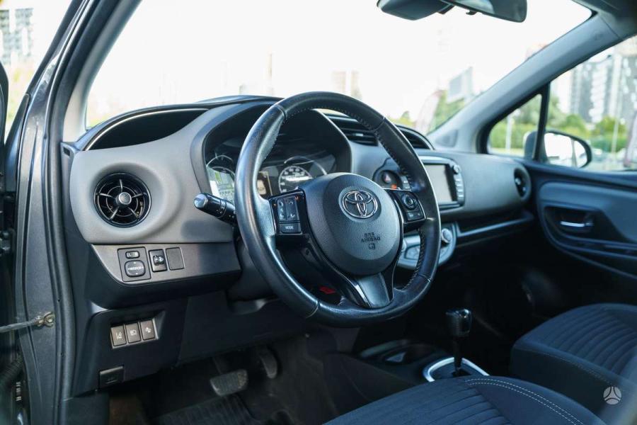 Pelēks Toyota Yaris 2018 Viļņa, ar dzinēja tilpumu 1.50 L un nobraukumu 202 tūkst. km par 9500 €, foto 18 vietnē AUTOMOTO.COM.LV