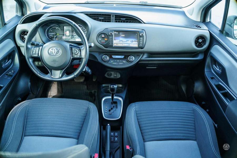 Pelēks Toyota Yaris 2018 Viļņa, ar dzinēja tilpumu 1.50 L un nobraukumu 202 tūkst. km par 9500 €, foto 24 vietnē AUTOMOTO.COM.LV