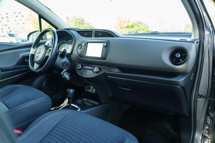 Grey Toyota Yaris 2018 in Vilnius, with an engine capacity of 1.50 L and mileage of 202 thousand km for 9500 €, photo 20 on AUTOMOTO.COM.LV