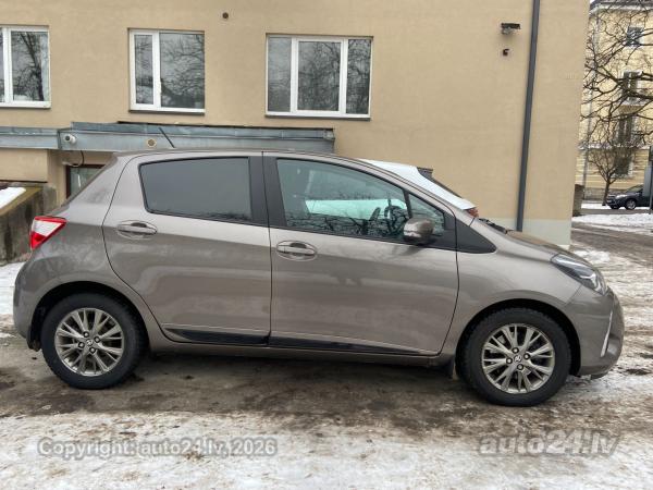 Grey Toyota Yaris 2018 in Tallinn, with an engine capacity of 1.50 L and mileage of 54 thousand km for 11990 €, photo 3 on AUTOMOTO.COM.LV