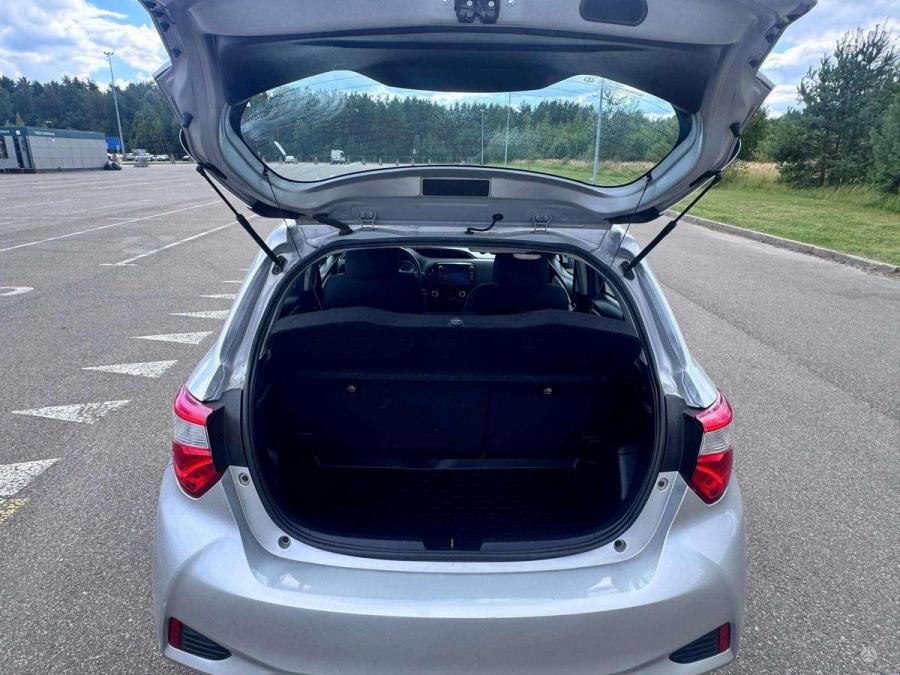 Grey Toyota Yaris 2018 in Vilnius, with an engine capacity of 1.50 L and mileage of 99 thousand km for 12250 €, photo 10 on AUTOMOTO.COM.LV