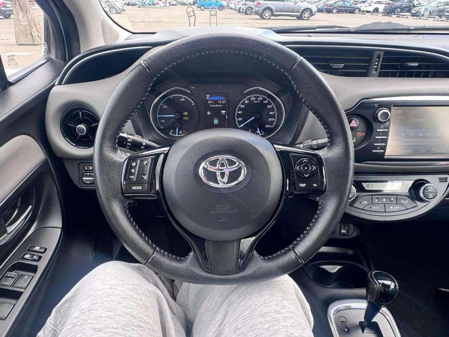 Grey Toyota Yaris 2018 in Vilnius, with an engine capacity of 1.50 L and mileage of 99 thousand km for 12250 €, photo 11 on AUTOMOTO.COM.LV