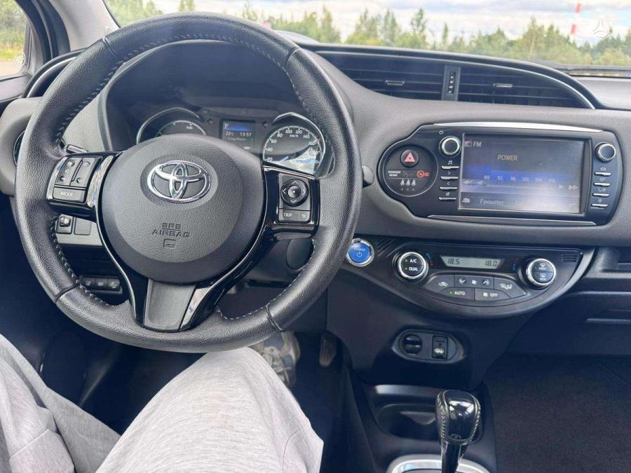 Grey Toyota Yaris 2018 in Vilnius, with an engine capacity of 1.50 L and mileage of 99 thousand km for 12250 €, photo 12 on AUTOMOTO.COM.LV