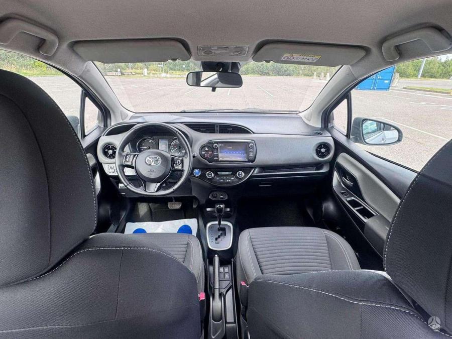 Grey Toyota Yaris 2018 in Vilnius, with an engine capacity of 1.50 L and mileage of 99 thousand km for 12250 €, photo 19 on AUTOMOTO.COM.LV
