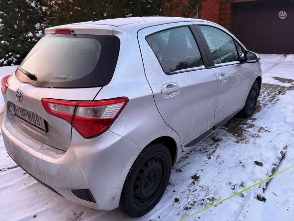 Grey Toyota Yaris 2019 in Radviliskis, with an engine capacity of 1.50 L and mileage of 49 thousand km for 8290 €, photo 4 on AUTOMOTO.COM.LV