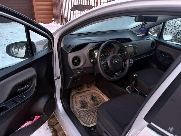 Grey Toyota Yaris 2019 in Radviliskis, with an engine capacity of 1.50 L and mileage of 49 thousand km for 8290 €, photo 5 on AUTOMOTO.COM.LV