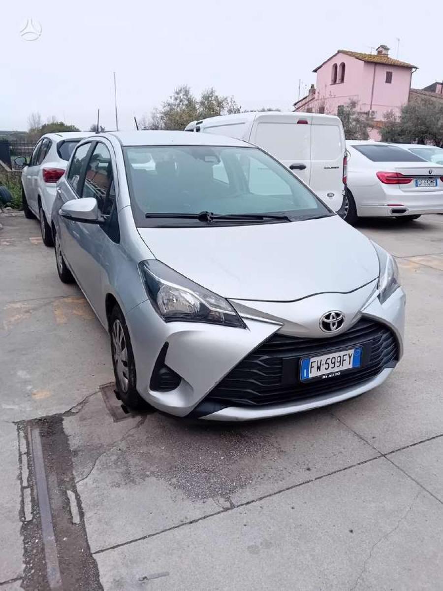 Pelēks Toyota Yaris 2019 Panevēža, ar dzinēja tilpumu 1.00 L un nobraukumu 42 tūkst. km par 5200 €, foto 2 vietnē AUTOMOTO.COM.LV