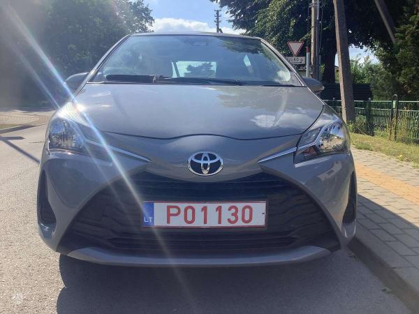 Pelēks Toyota Yaris 2019 Alīta, ar dzinēja tilpumu 1.50 L un nobraukumu 55 tūkst. km par 9100 €, foto 2 vietnē AUTOMOTO.COM.LV