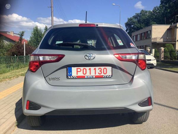 Pelēks Toyota Yaris 2019 Alīta, ar dzinēja tilpumu 1.50 L un nobraukumu 55 tūkst. km par 9100 €, foto 4 vietnē AUTOMOTO.COM.LV
