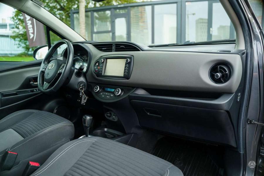 Pelēks Toyota Yaris 2019 Viļņa, ar dzinēja tilpumu 1.50 L un nobraukumu 171 tūkst. km par 9900 €, foto 18 vietnē AUTOMOTO.COM.LV