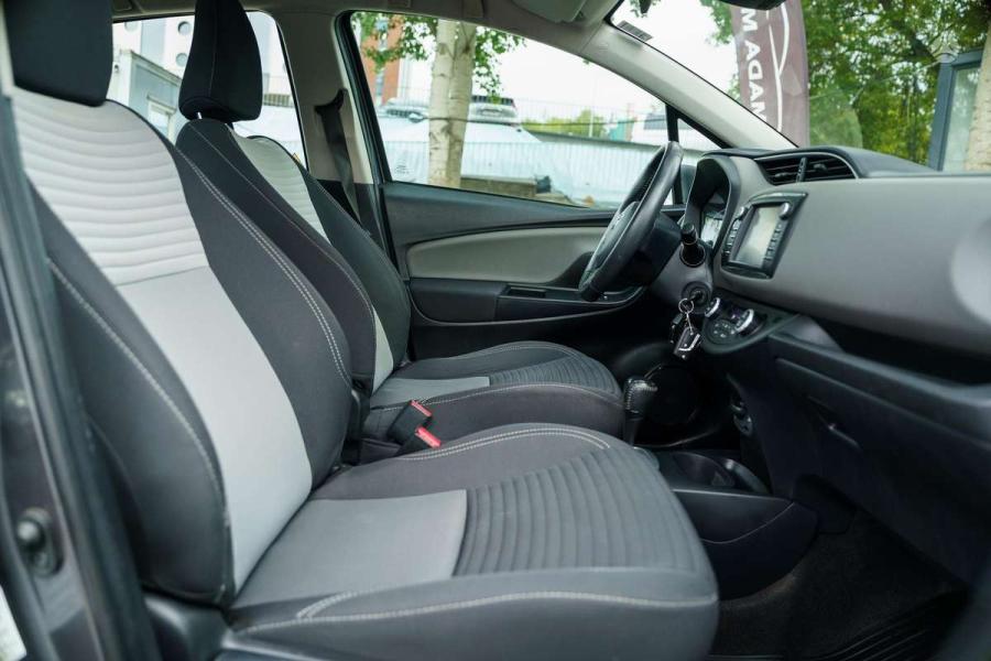 Pelēks Toyota Yaris 2019 Viļņa, ar dzinēja tilpumu 1.50 L un nobraukumu 171 tūkst. km par 9900 €, foto 20 vietnē AUTOMOTO.COM.LV