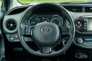 Pelēks Toyota Yaris 2019 Viļņa, ar dzinēja tilpumu 1.50 L un nobraukumu 171 tūkst. km par 9900 €, foto 23 vietnē AUTOMOTO.COM.LV