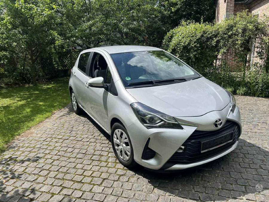 Grey Toyota Yaris 2020 in Utena, with an engine capacity of 1.00 L and mileage of 16 thousand km for 7750 €, photo 3 on AUTOMOTO.COM.LV